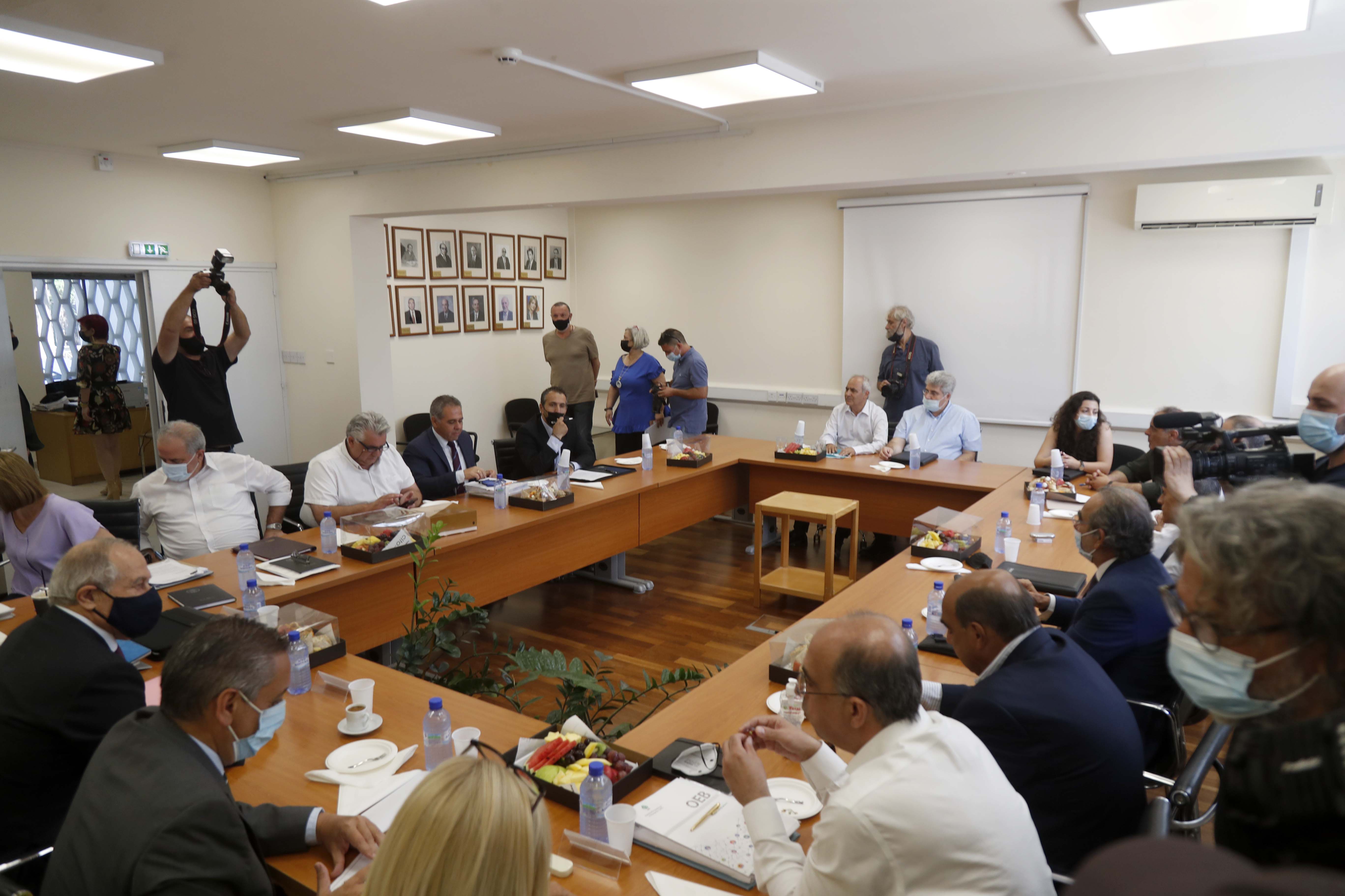 Κατώτατος μισθός: Αγεφύρωτες οι διαφορές εργοδοτών και συντεχνιών ...