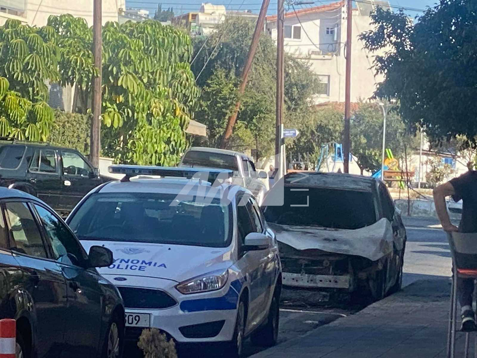 Φωτογραφίες από το όχημα που τυλίχθηκε στις φλόγες στη Μέσα Γειτονιά ...