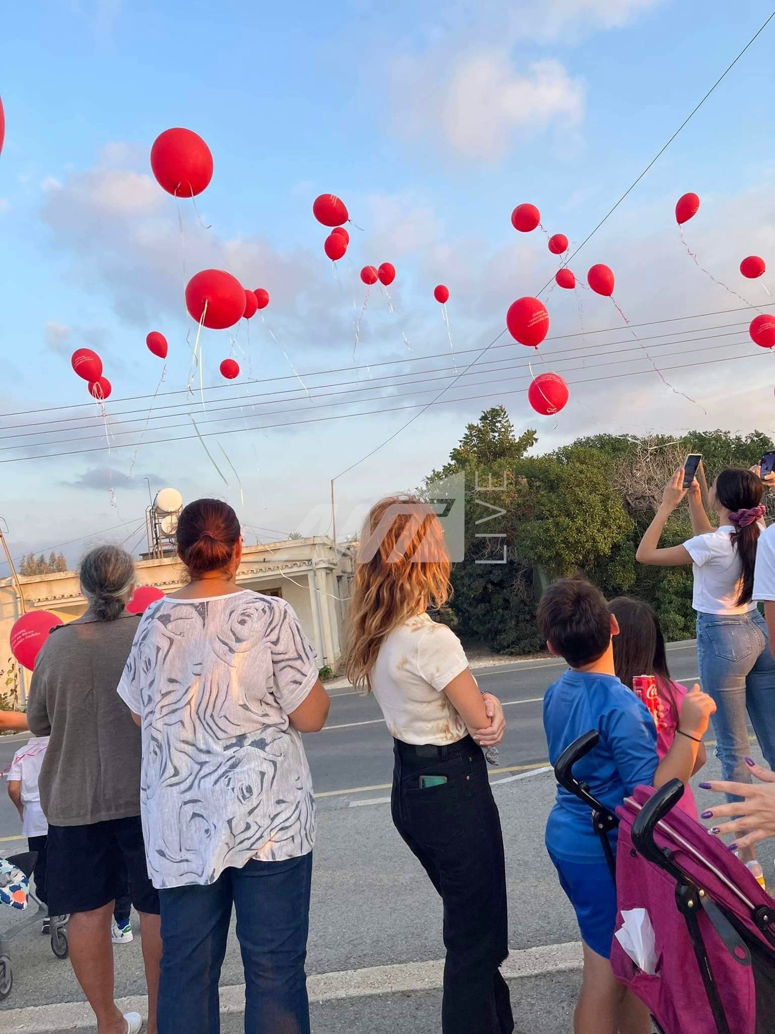 «Χρόνια Πολλά Άντρεα»: Κόκκινα μπαλόνια γέμισε ο ουρανός της Αργάκας ...