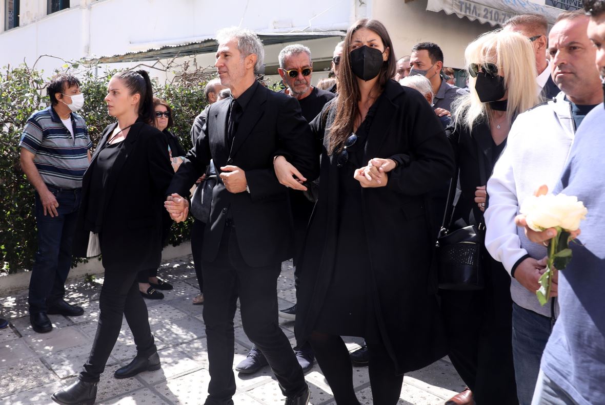 Κηδεία Σταμάτη Κόκοτα: Συγκινημένος ο Δημήτρης Κόκοτας στο τελευταίο ...