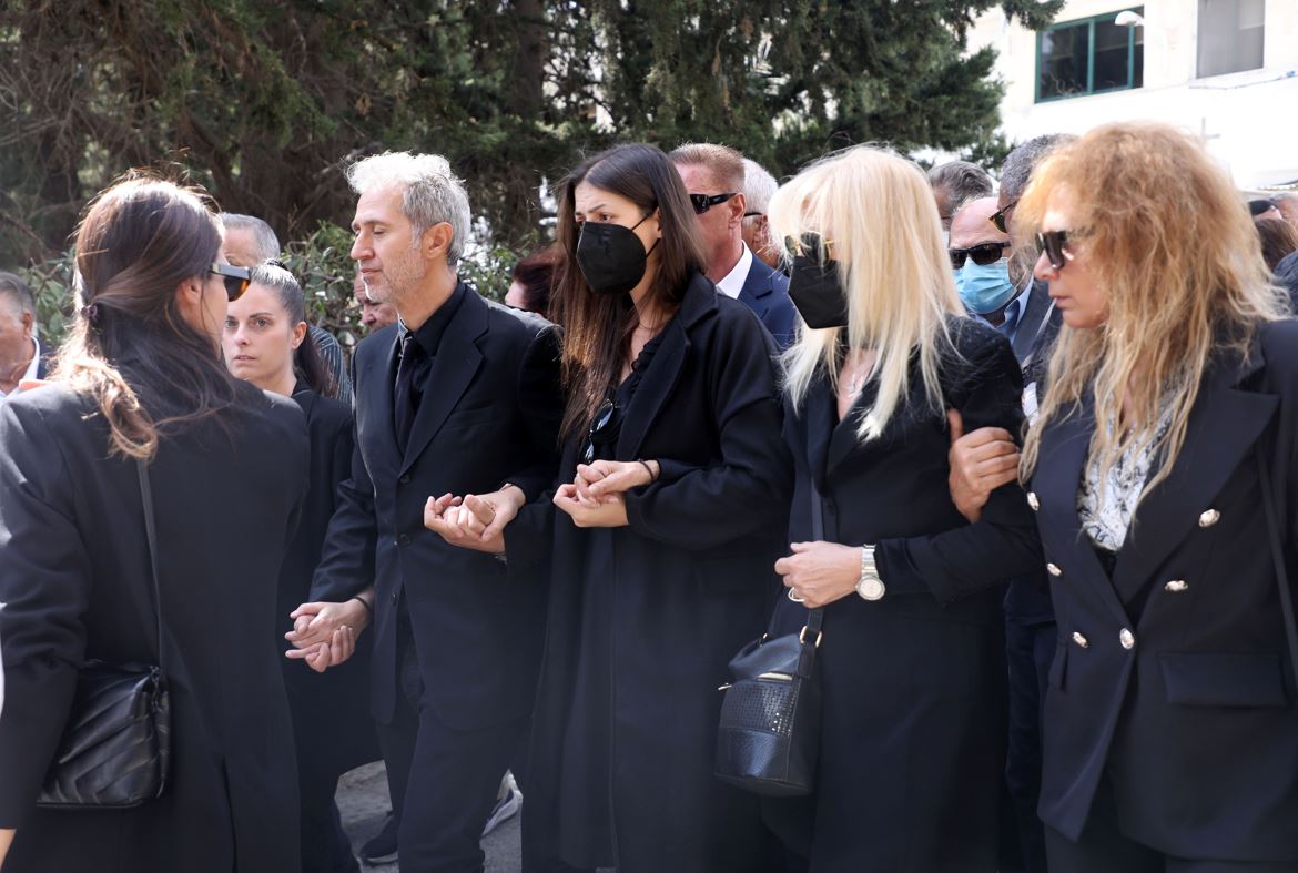 Κηδεία Σταμάτη Κόκοτα: Συγκινημένος ο Δημήτρης Κόκοτας στο τελευταίο ...