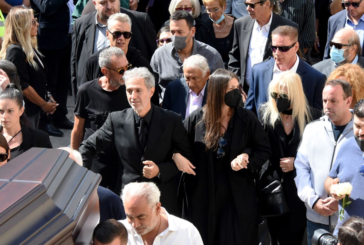 Κηδεία Σταμάτη Κόκοτα: Συγκινημένος ο Δημήτρης Κόκοτας στο τελευταίο ...