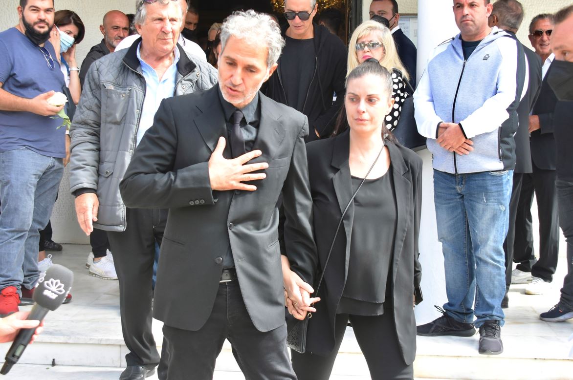 Κηδεία Σταμάτη Κόκοτα: Συγκινημένος ο Δημήτρης Κόκοτας στο τελευταίο ...