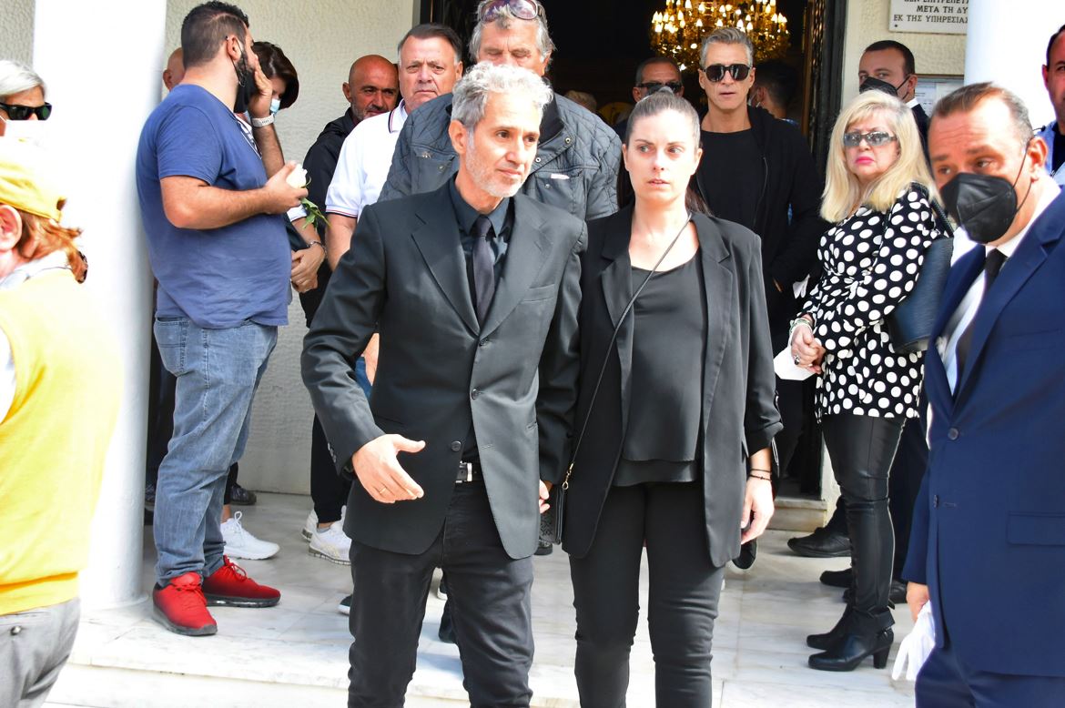 Κηδεία Σταμάτη Κόκοτα: Συγκινημένος ο Δημήτρης Κόκοτας στο τελευταίο ...