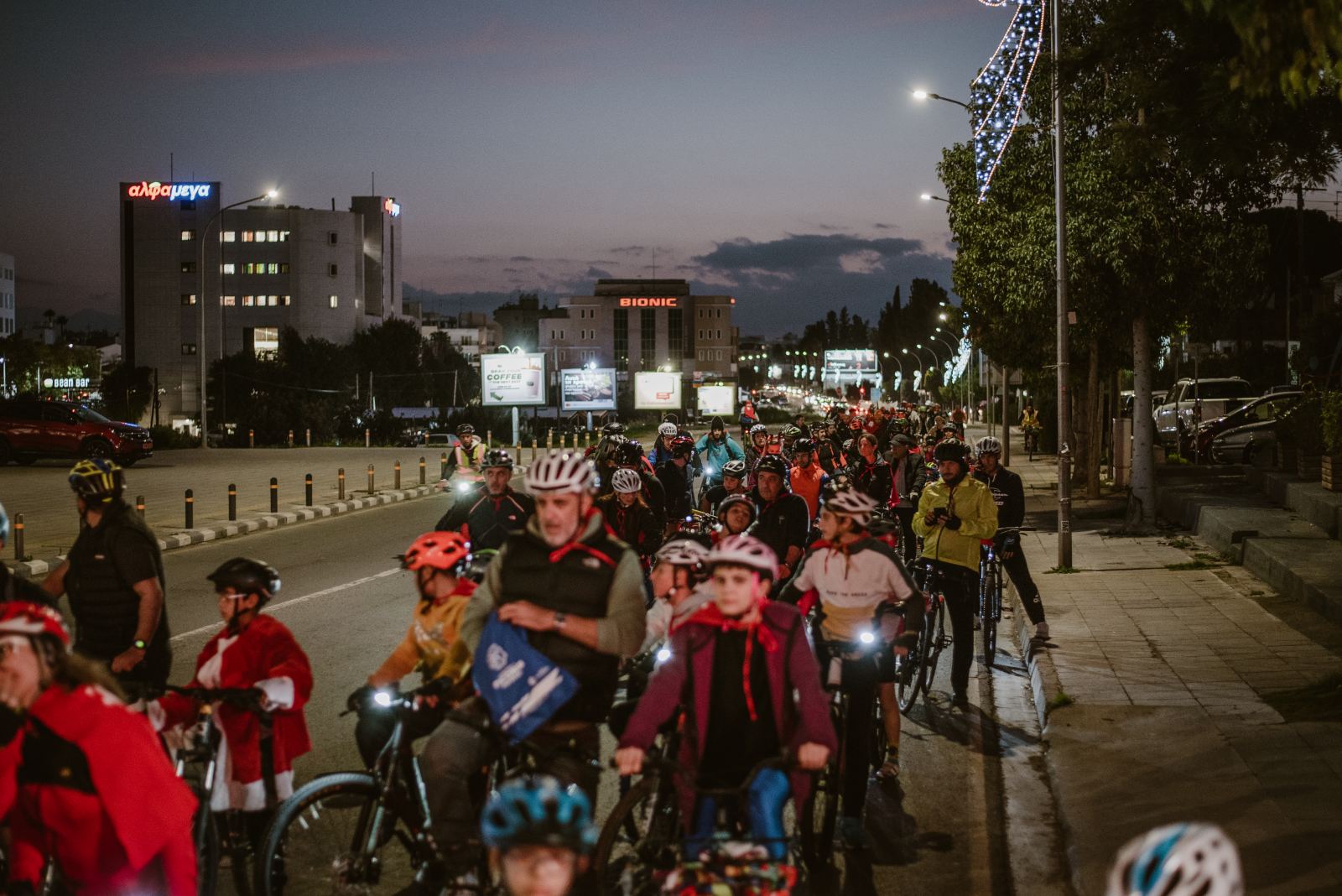 Ποδηλάτες φόρεσαν τους «Μανδύες του Υπερήρωα της Αγάπης» | Ant1 Live