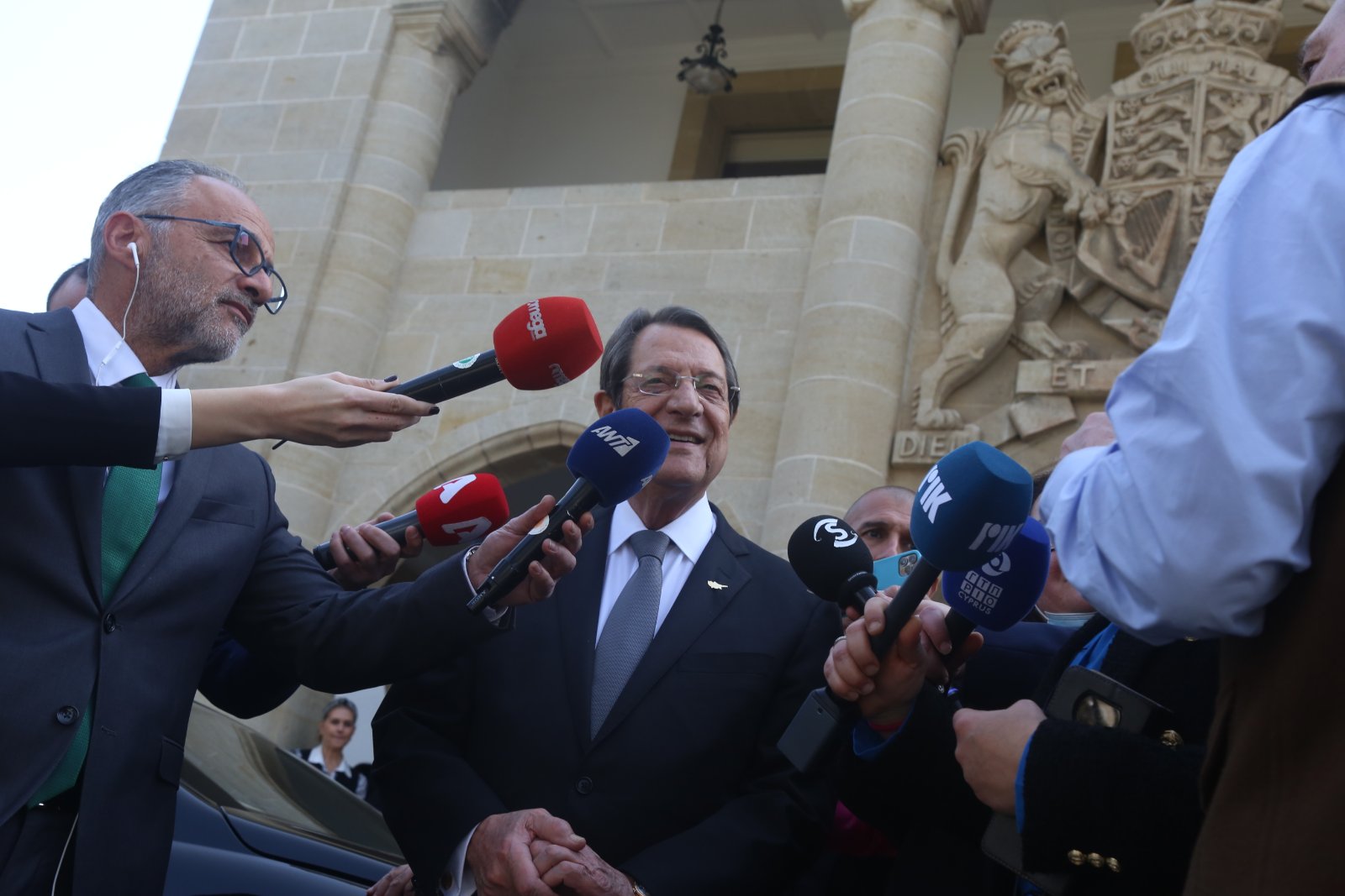 ΦΩΤΟΡΕΠΟΡΤΑΖ: Ο Νίκος Αναστασιάδης παραδίδει το Προεδρικό στον Νίκο ...