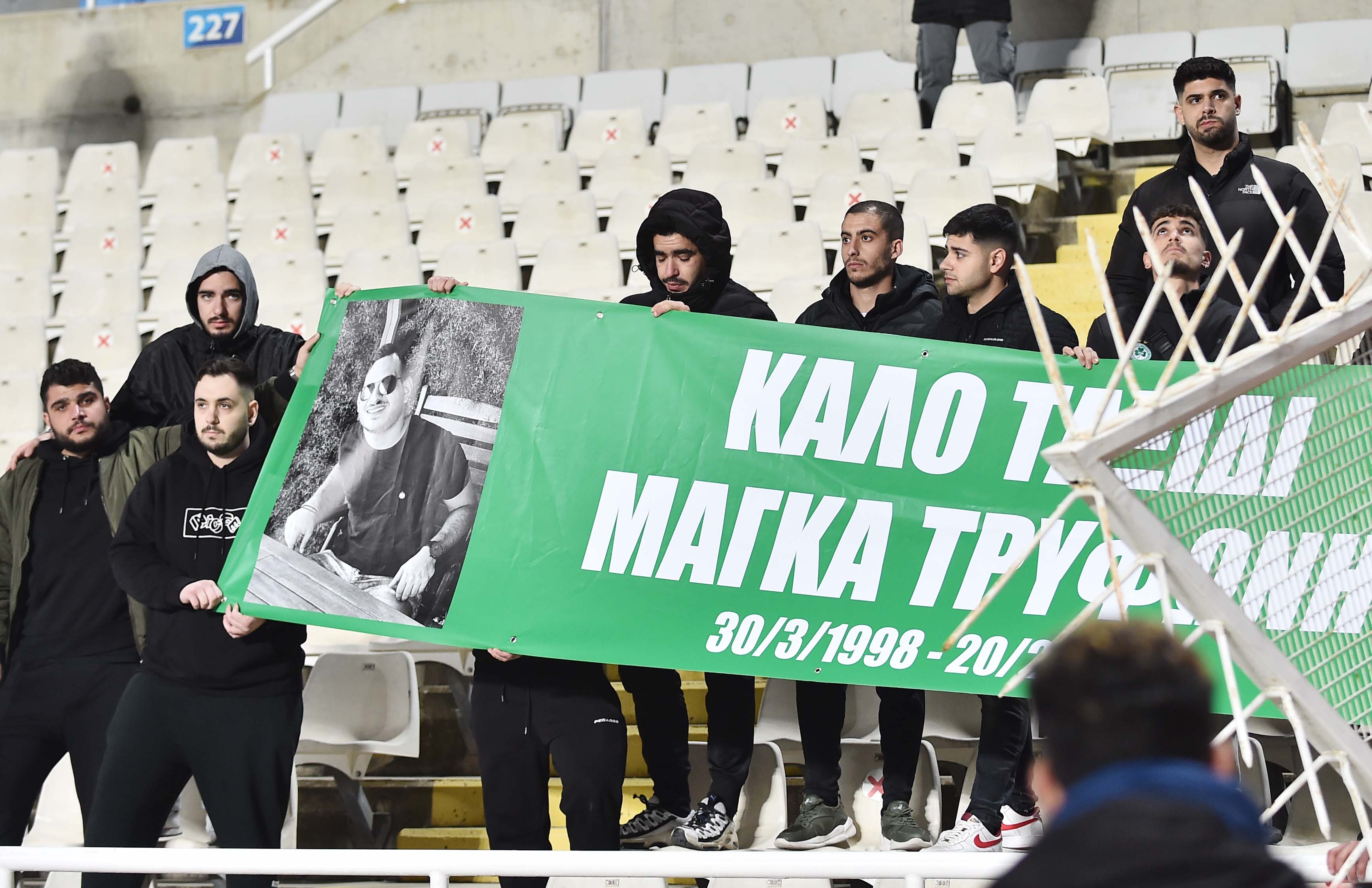 Μπράβο ρε μάγκες: Ομονοιάτες και ΑΠΟΕΛίστες σήκωσαν κοινό πανό για τον ...
