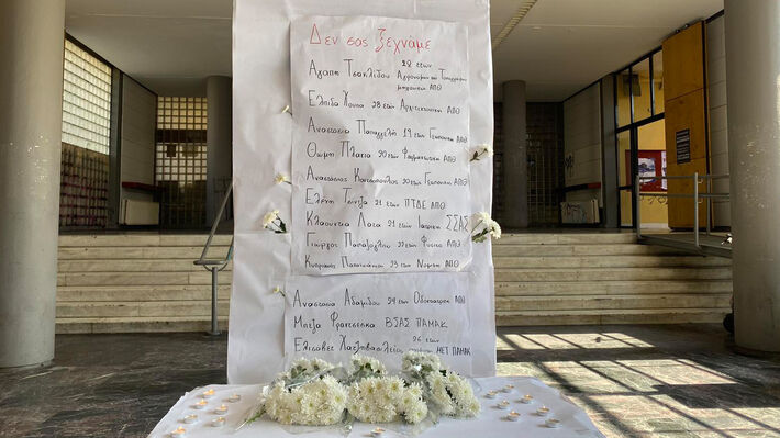 «Δεν σας ξεχνάμε»: Λουλούδια και κεριά στην μνήμη των θυμάτων από τους ...