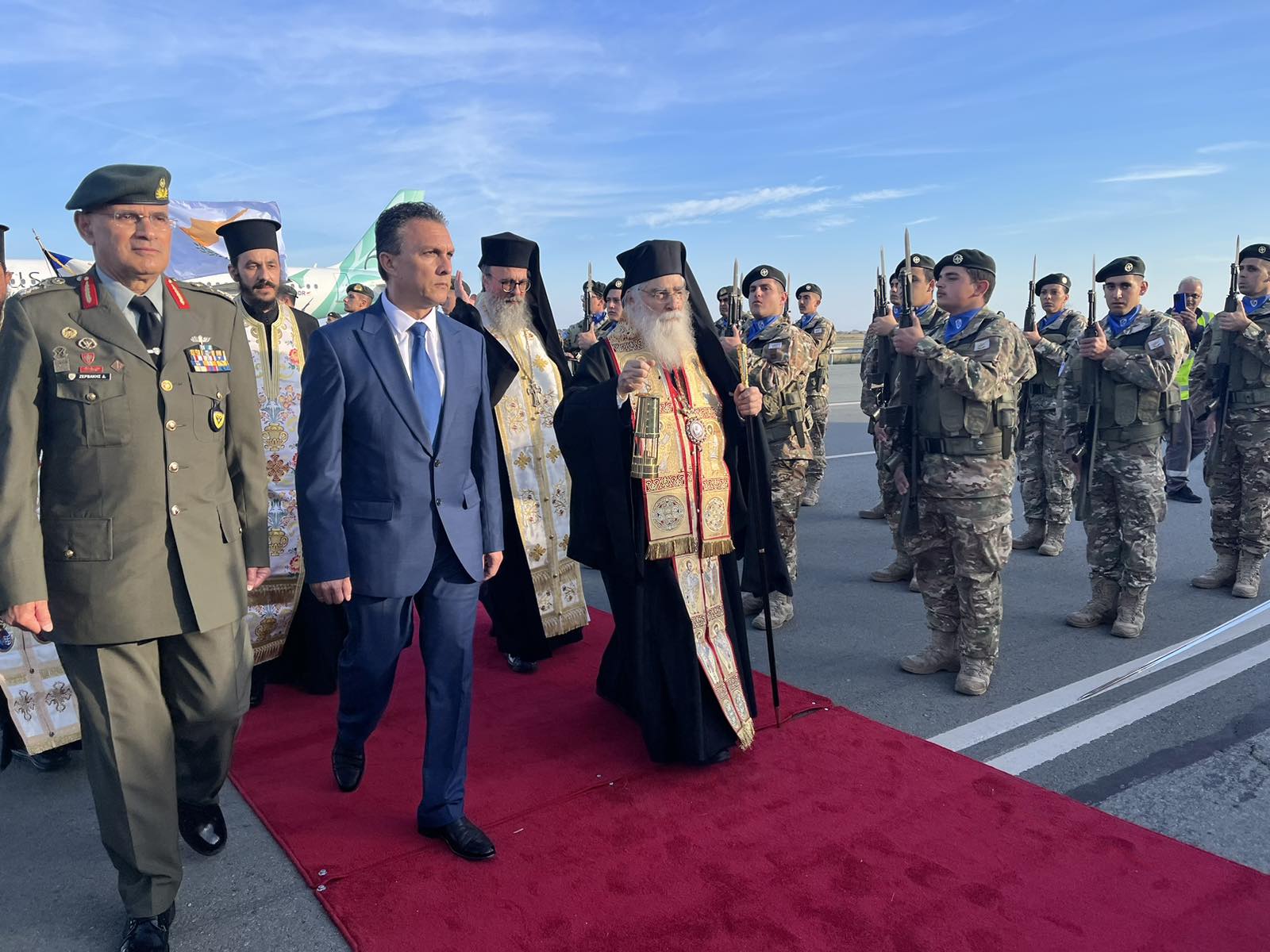 Με τη δέουσα λαμπρότητα η τελετή υποδοχής του Αγίου Φωτός στο παλιό ...