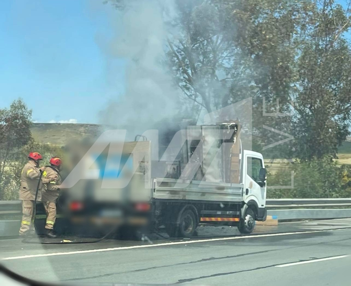 Φωτιά σε εν κινήσει όχημα στον αυτοκινητόδρομο (ΦΩΤΟΣ) | Ant1 Live