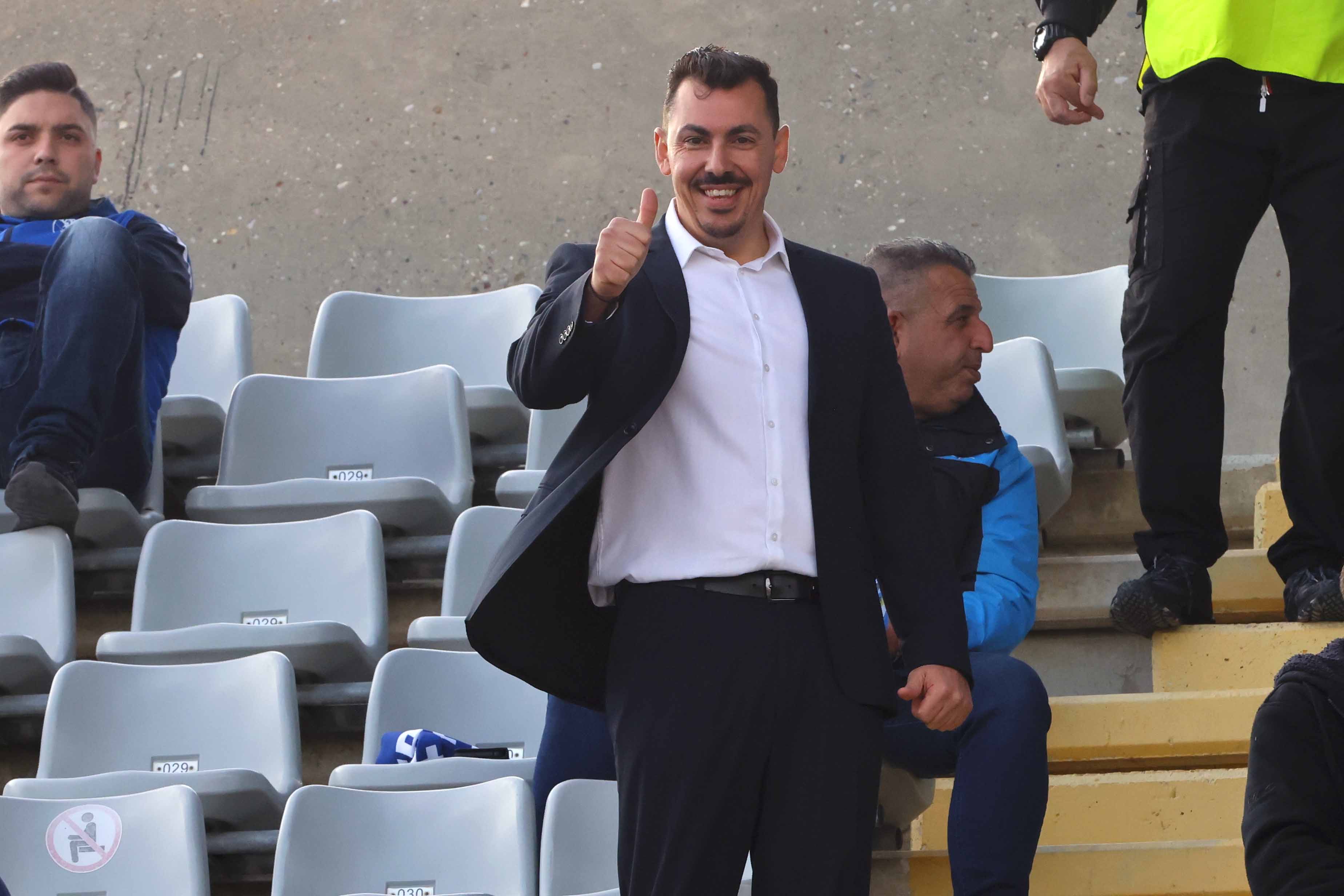 ΦΩΤΟΡΕΠΟΡΤΑΖ με τον κόσμο της Πάφου και το πανό με τα παράπονα για το ...