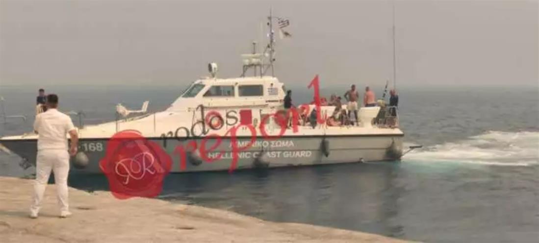Ανεξέλεγκτο παραμένει το πύρινο μέτωπο στη Ρόδο: Ο κόσμος απομακρύνεται ...