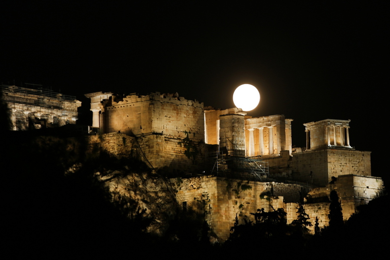 Απόλυτη μαγεία η υπερπανσέληνος του Αυγούστου-Δείτε εικόνες από όλο τον ...