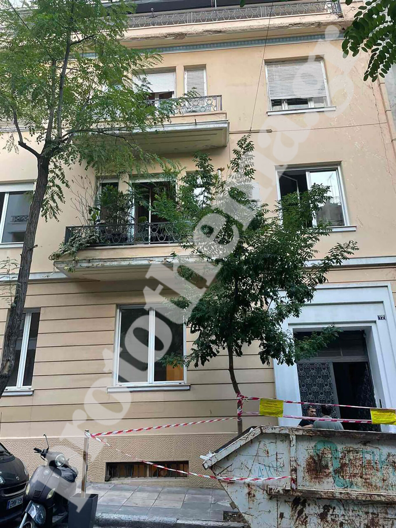 Κολωνάκι: Εντοπίστηκαν σε αποθήκη υποπολυβόλα, τουφέκια και ...