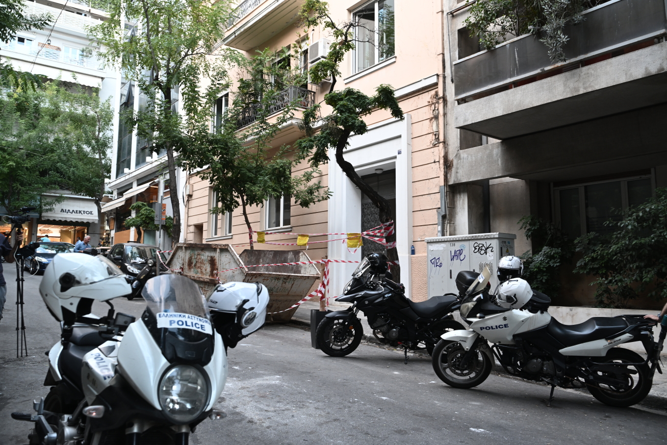 Κολωνάκι: Εντοπίστηκαν σε αποθήκη υποπολυβόλα, τουφέκια και ...