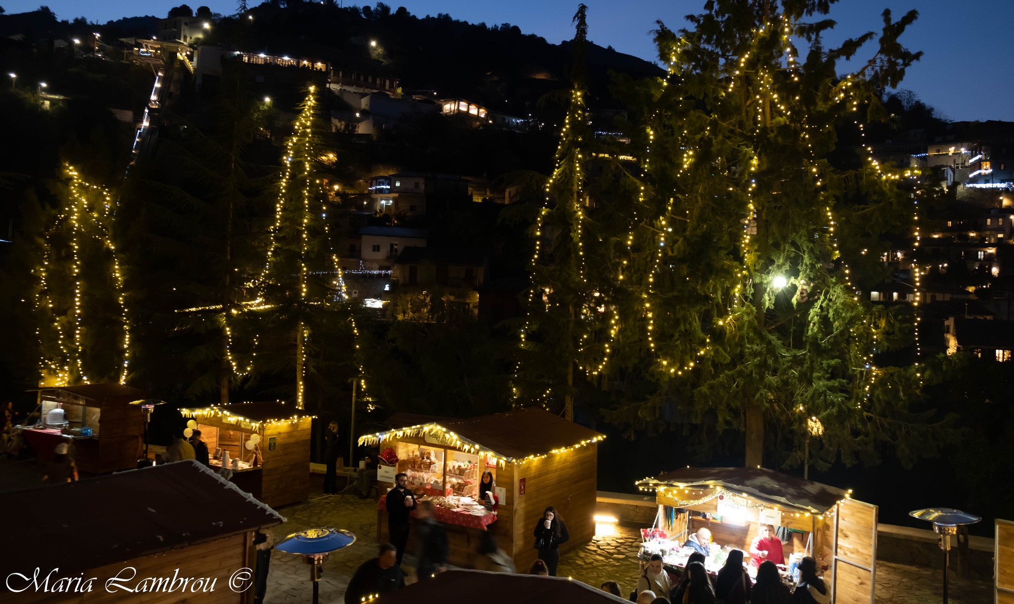 Σκηνικό βγαλμένο από παραμύθι το Χριστουγεννιάτικο Χωριό στον ...