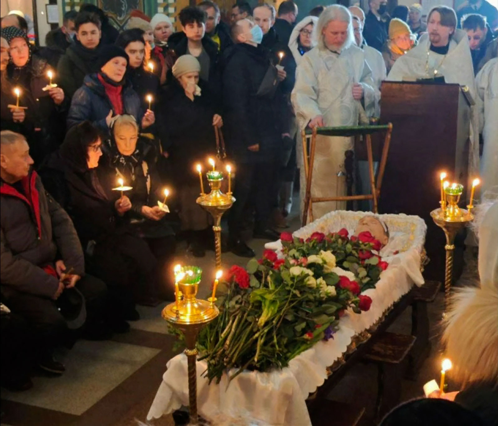 Εκατοντάδες κόσμος στην κηδεία του Αλεξέι Ναβαλνι στη Μόσχα (ΒΙΝΤΕΟ ...
