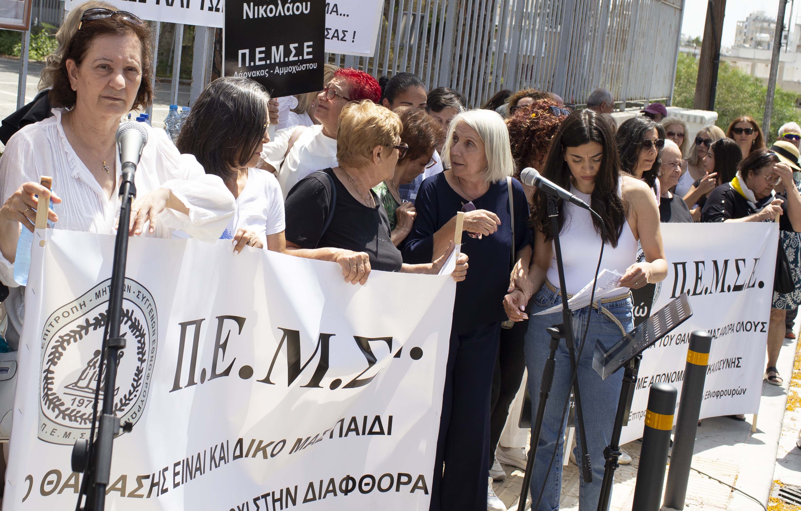 Έξω από τη Νομική Υπηρεσία για τον Θανάση - Δικαιοσύνη και διαφάνεια ...
