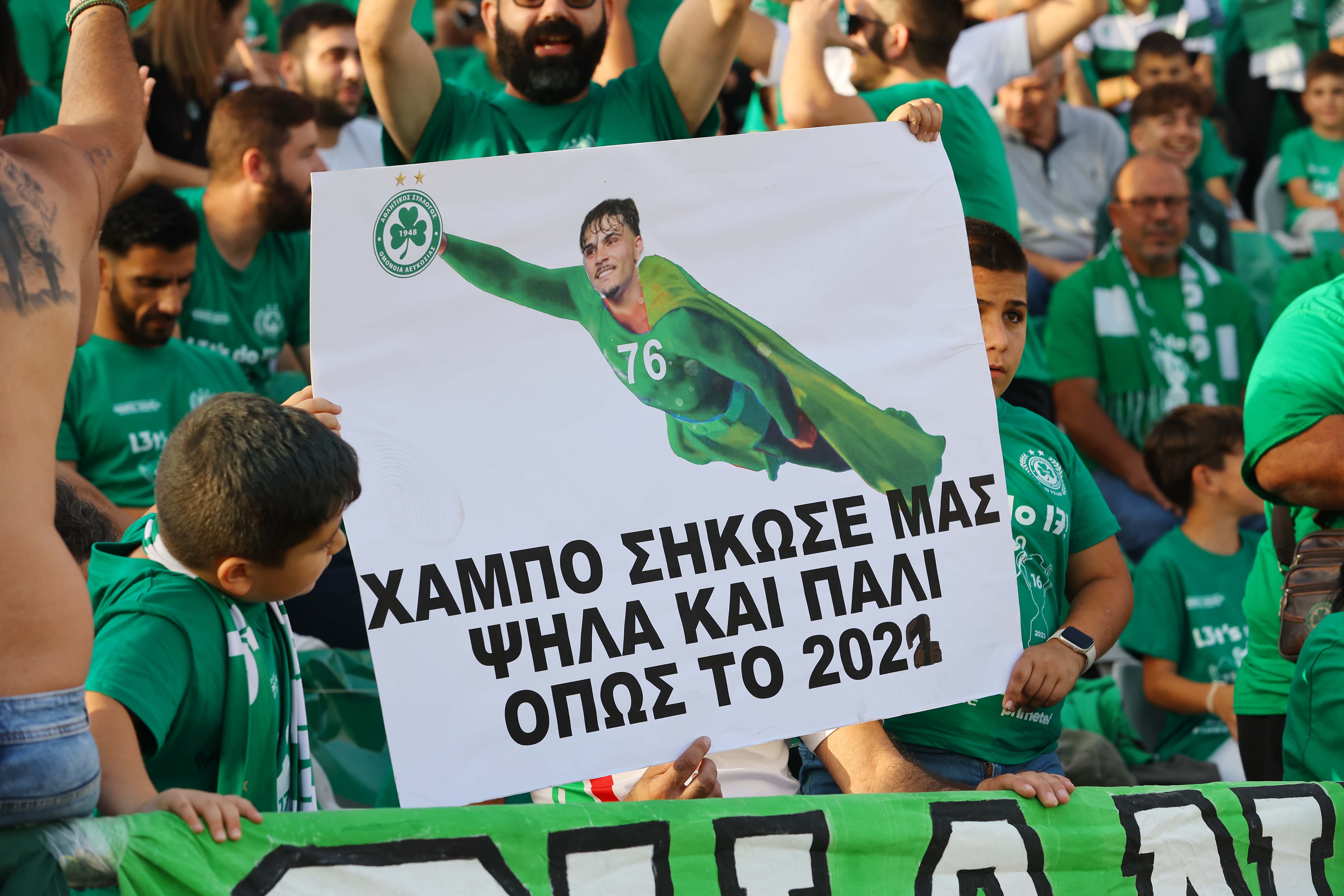 ΕΠΙΚΟ πανό με τον Σούπερμαν Χαράλαμπο Χαραλάμπους (ΦΩΤΟΣ) | Ant1 Live