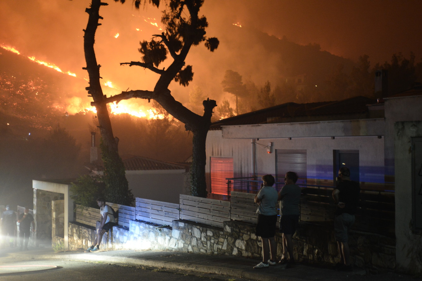 Κόλαση πυρός στην Αττική – Σπίτια στις φλόγες και συνεχή μηνύματα από ...