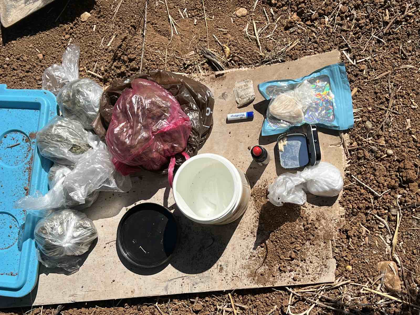 Πιάστηκε να σκάβει σε χωράφι και να θάβει κοκαΐνη και κάνναβη (ΦΩΤΟ ...