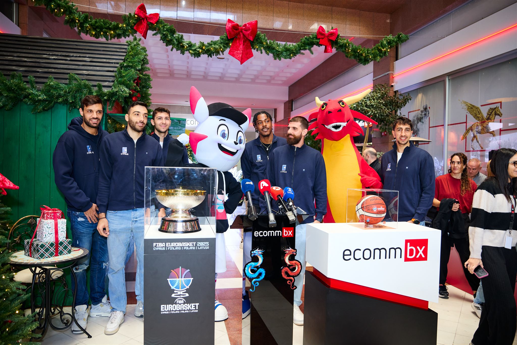 Το τρόπαιο του Ευρωμπάσκετ στα γραφεία της ECOMMBX | Ant1 Live