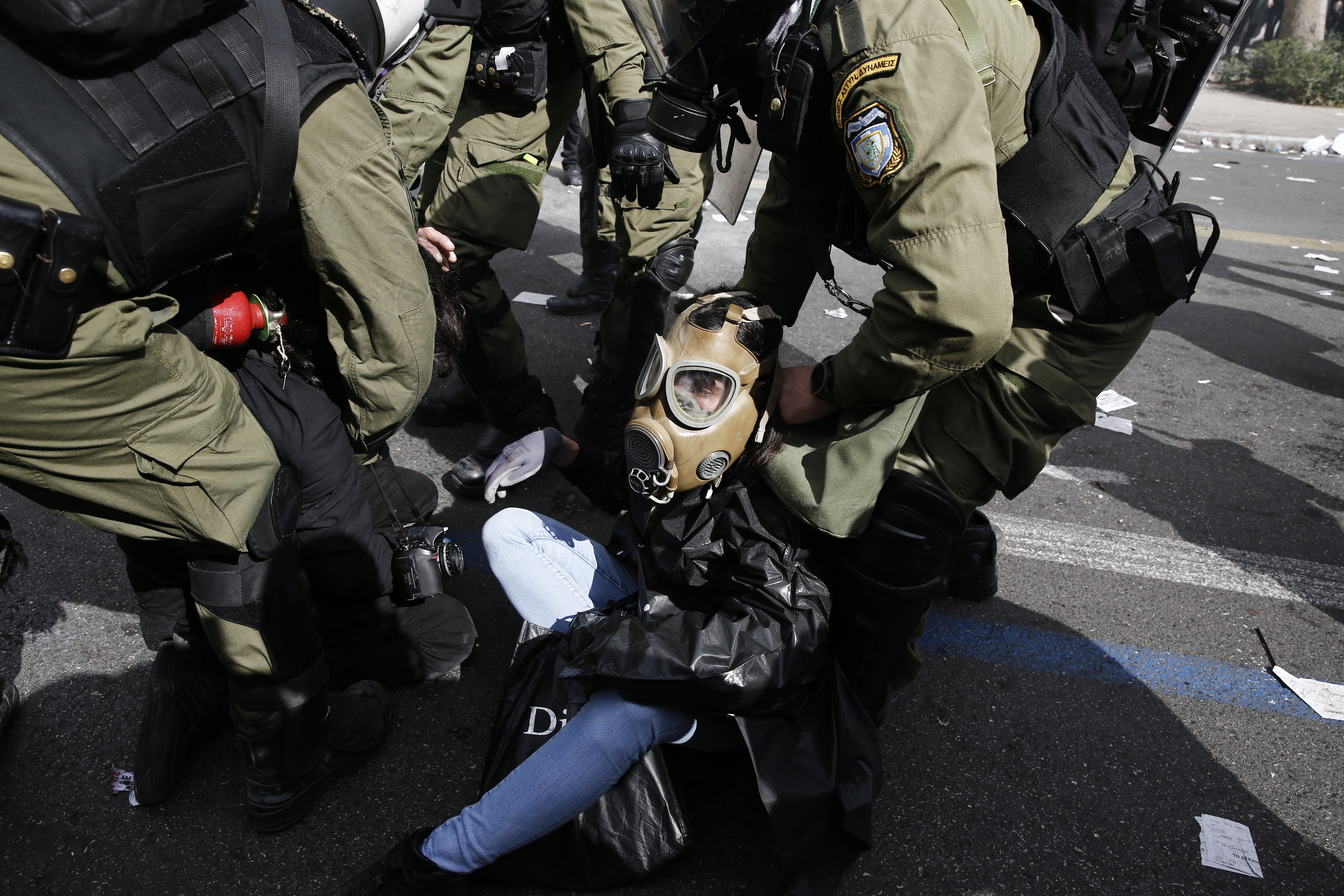Επεισόδια στο κέντρο της Αθήνας - Κουκουλοφόροι έριξαν μολότοφ | Ant1 Live