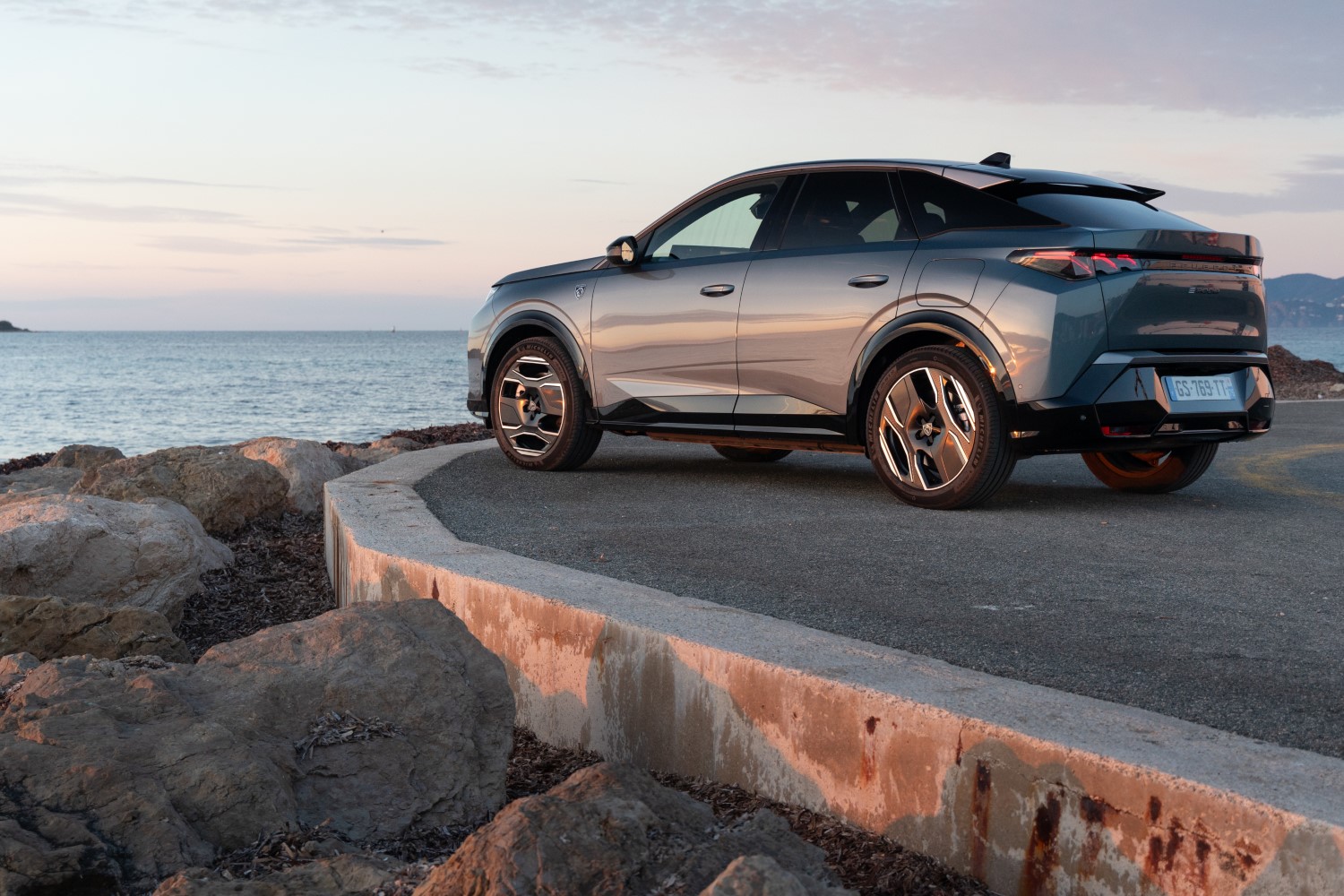 To νέο Peugeot 3008 Hybrid Allure, με πλήρη εξοπλισμό, στην εκπληκτική ...