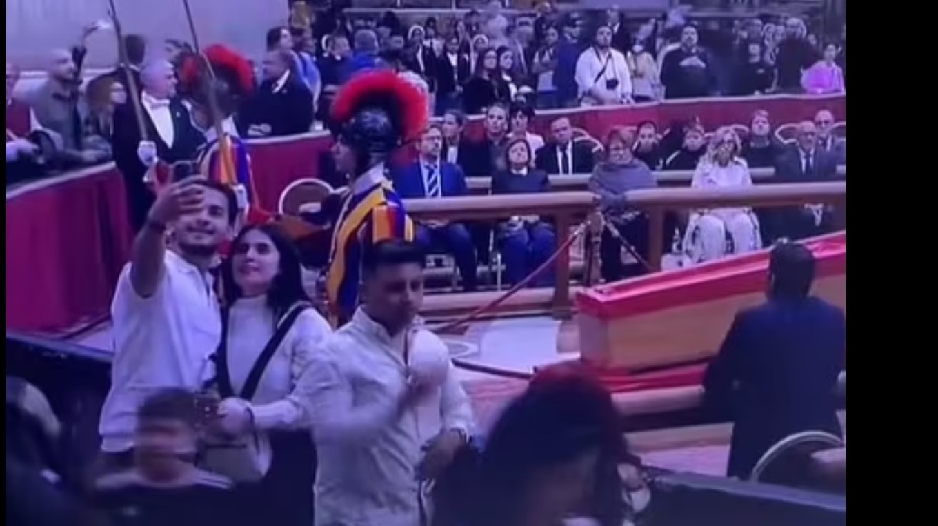 Το πένθος ως θέαμα: Βγάζουν selfies δίπλα στο φέρετρο του Πάπα (Εικόνες ...