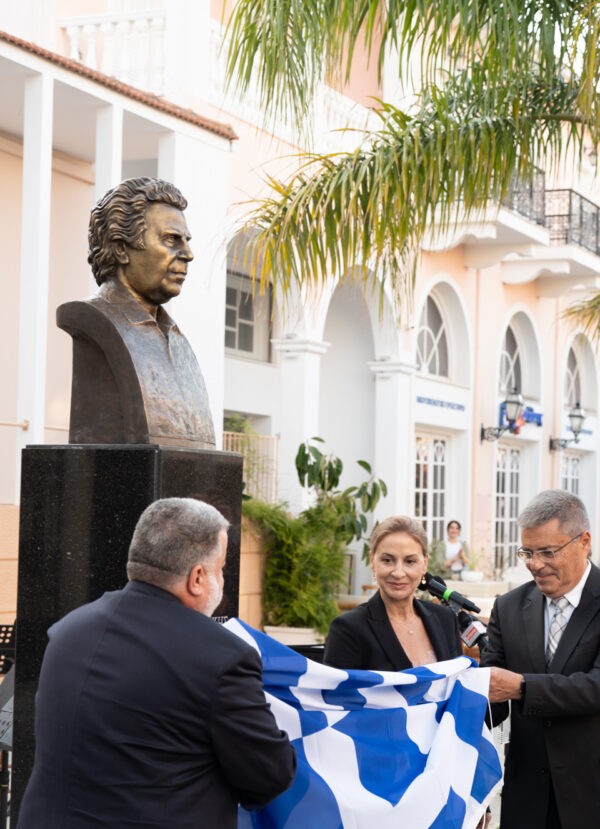 Το Ίδρυμα «Φώτος Φωτιάδης» δωρίζει προτομή του Μίκη Θεοδωράκη στον Δήμο ...