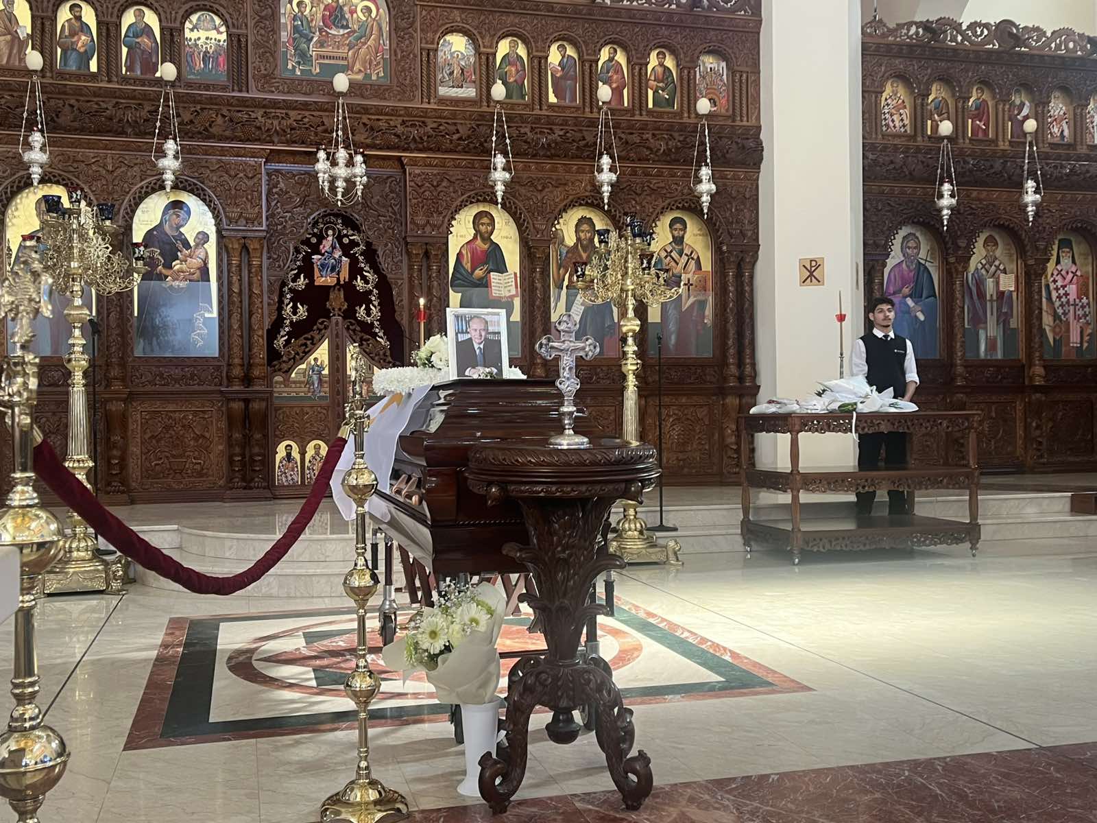 Σε λαϊκό προσκύνημα η σορός του Γ. Βασιλείου - Άνοιξε το βιβλίο ...
