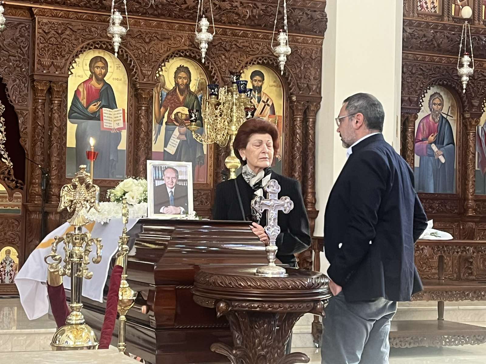 Σε λαϊκό προσκύνημα η σορός του Γ. Βασιλείου - Άνοιξε το βιβλίο ...
