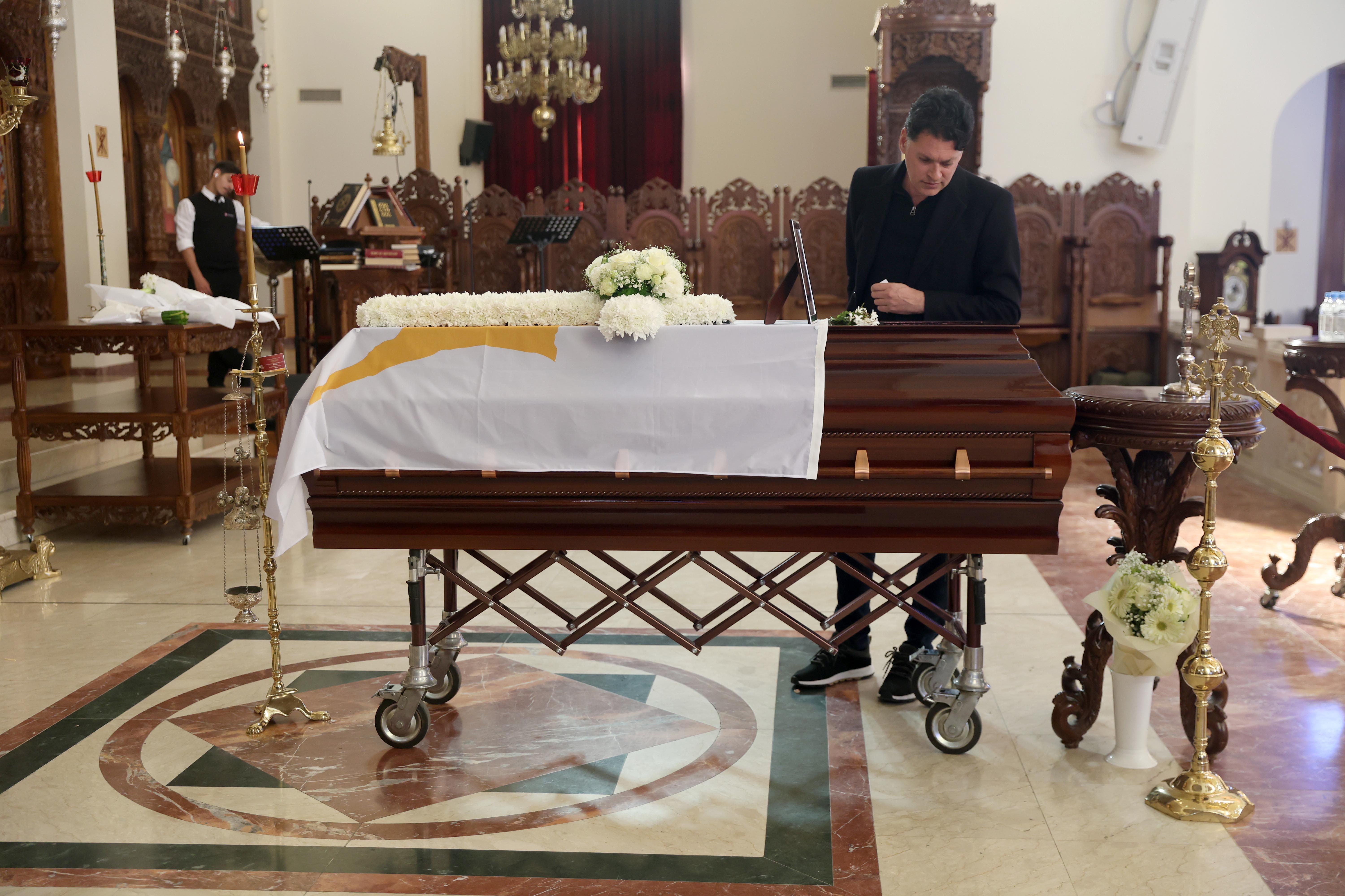 Σε λαϊκό προσκύνημα η σορός του Γ. Βασιλείου - Άνοιξε το βιβλίο ...