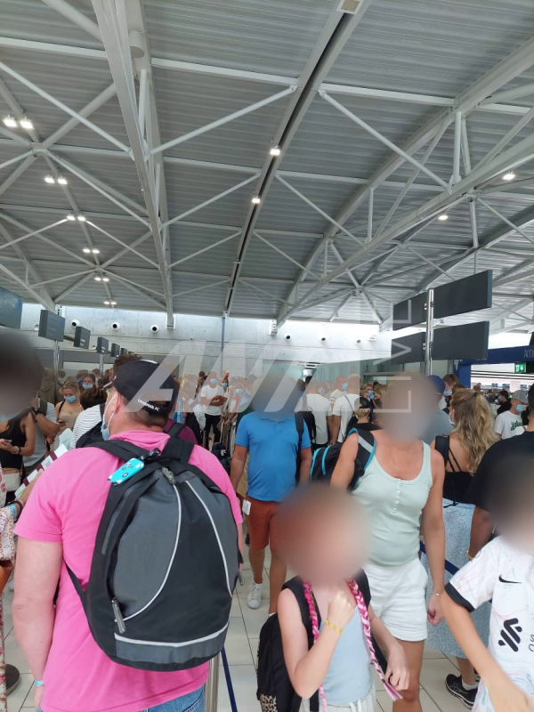 Το αδιαχώρητο στα αεροδρόμια: Αυξημένη η κίνηση λόγω της μαζικής φυγής ...