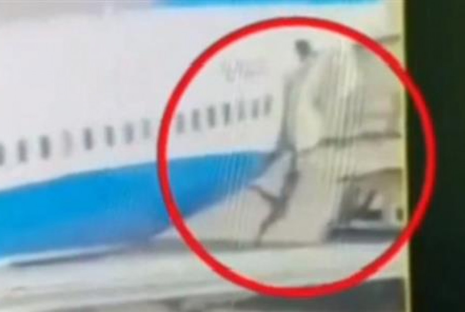 Αεροσυνοδός πέφτει στο κενό από την πόρτα αεροπλάνου (βίντεο) | Ant1 Live