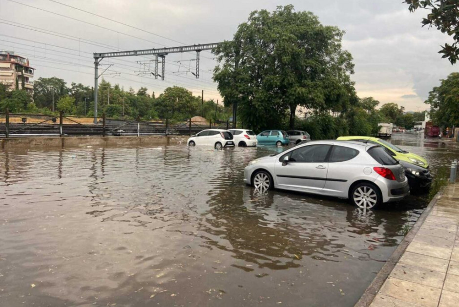 Σφοδρές καταιγίδες στην Αττική: Δρόμοι – χείμαρροι και εγκλωβισμοί ...