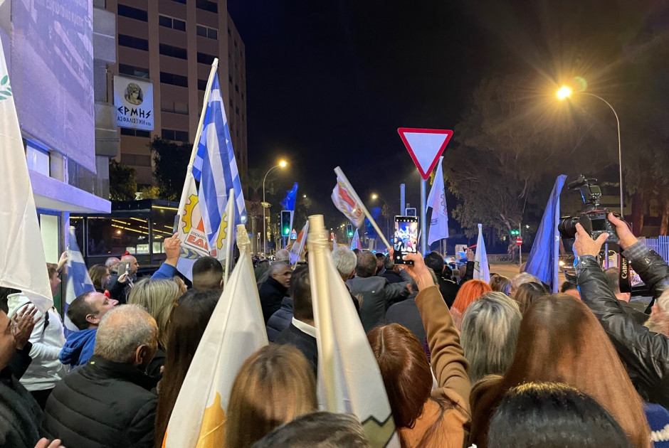 Με χειροκροτήματα, σημαίες και συνθήματα υποδέχτηκε η ΕΔΕΚ τον Νίκο ...