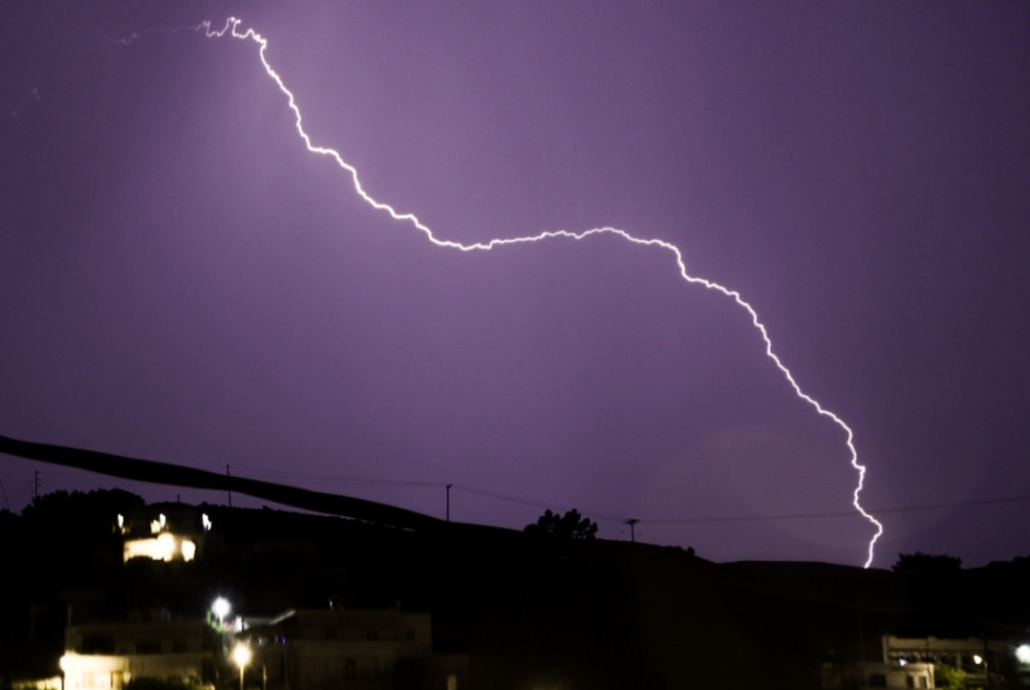 Κεραυνός κτύπησε οικία στην Πάφο - Στο σπίτι βρισκόταν ο ιδιοκτήτης και ...