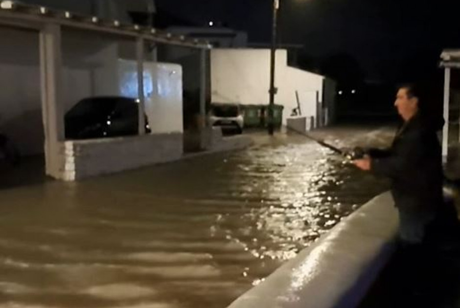 Μύκονος: Επιχειρηματίας βγήκε για… ψάρεμα σε πλημμυρισμένο δρόμο ...