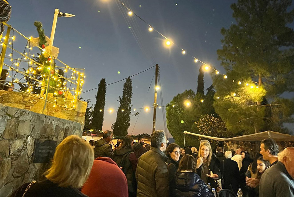 Κοσμοσυρροή στο Χριστουγεννιάτικο χωριό του Φικάρδου (ΦΩΤΟΣ) | Ant1 Live