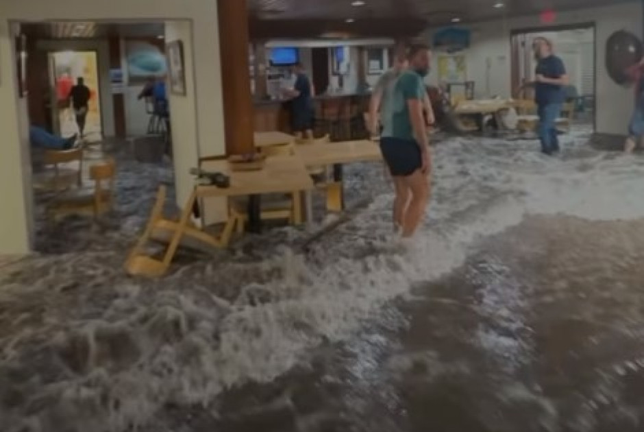 Η στιγμή που βάση των ΗΠΑ στα νησιά Μάρσαλ κατακλύζεται από πελώρια ...