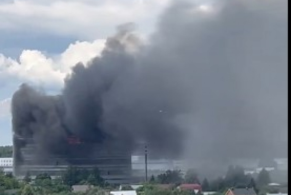 Περίπου 9 άνθρωποι εκτιμάται ότι έχουν εγκλωβιστεί μέσα σε φλεγόμενο ...