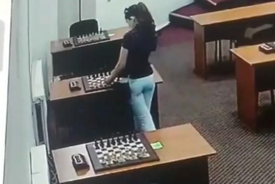ΣΟΚΑΡΙΣΤΙΚΟ ΒΙΝΤΕΟ: Σκακίστρια έριξε θανατηφόρο υδράργυρο στα πιόνια ...