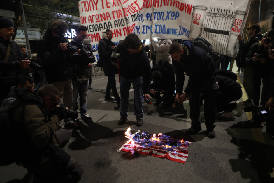 Μολότοφ κατά των ΜΑΤ στη πορεία της Θεσσαλονίκης – Έκαψαν σημαία των ...