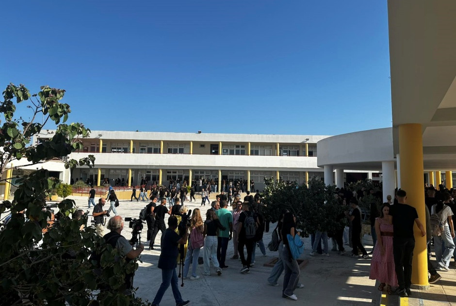 Καλή σχολική χρονιά! Πρώτο κουδούνι για μαθητές γυμνασίων, λυκείων και ...