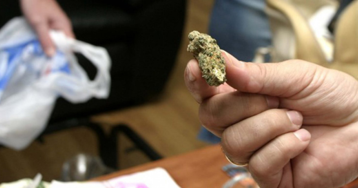 Υπό 8ημερη κράτηση δύο πρόσωπα για κατοχή πέρα των δύο κιλών κάνναβης ...
