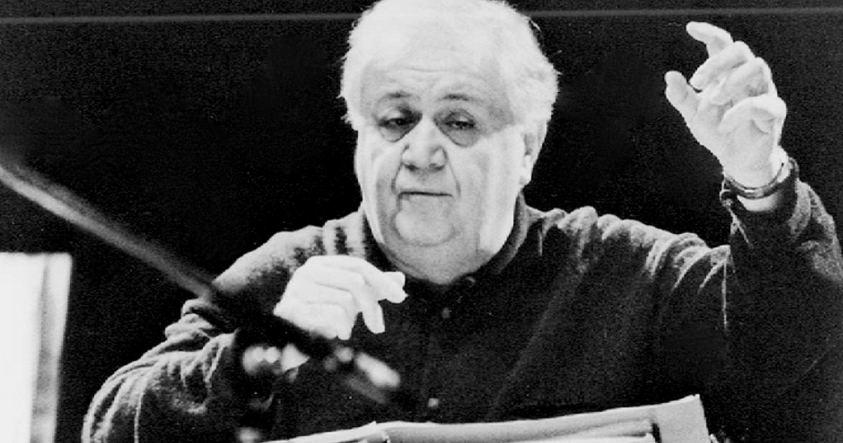 Μάνος Χατζιδάκις: Η αδημοσίευτη φωτογραφία από συνέντευξη Τύπου το 1976 ...