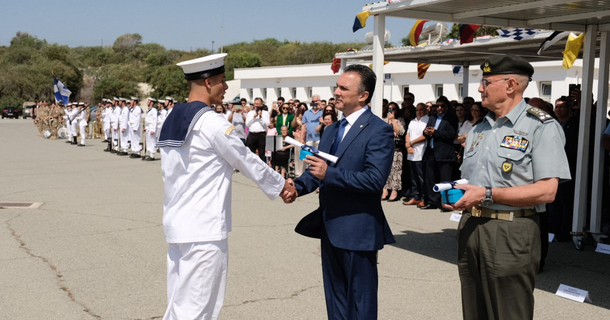 Παρέλαβαν πτυχία και διακριτικά σήματα οι απόφοιτοι του 83ου Σχολείου ...