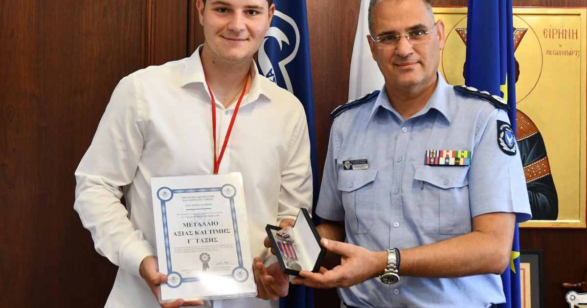Ο Αρχηγός Αστυνομίας τίμησε τον 17χρονο Ανέστη που έσωσε αγοράκι από ...