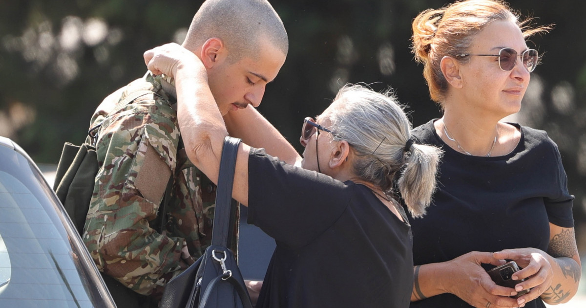 Συγκινημένοι και υπερήφανοι παραδίδουν οι γονείς τους νέους ...